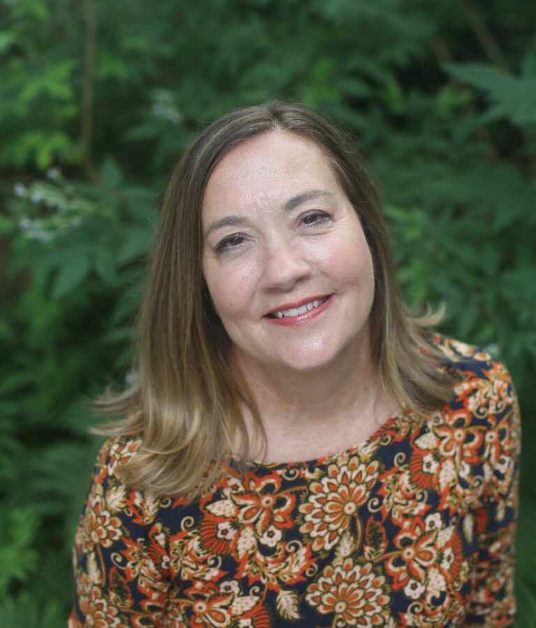 Author Interview with Lynn Cullen - HeyitsCarlyRae